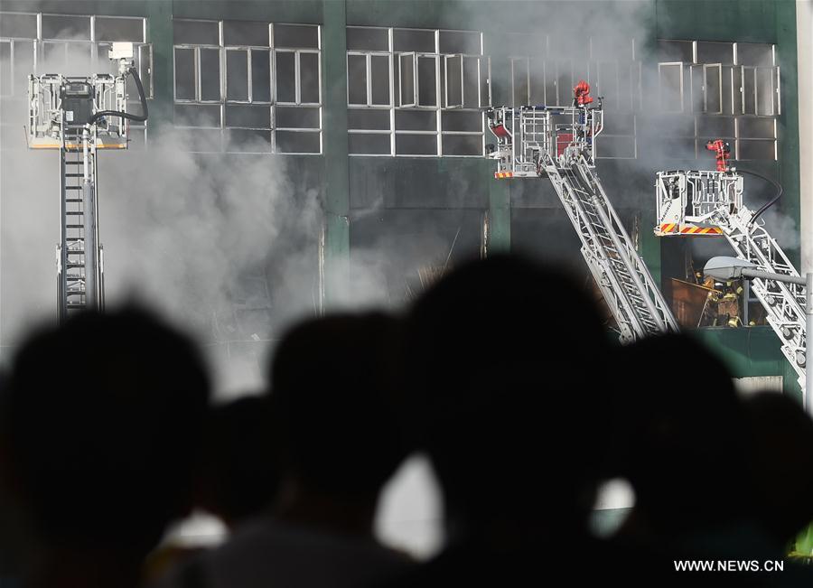 Firefighter killed in Hong Kong industrial building blaze - Xinhua | English.news.cn