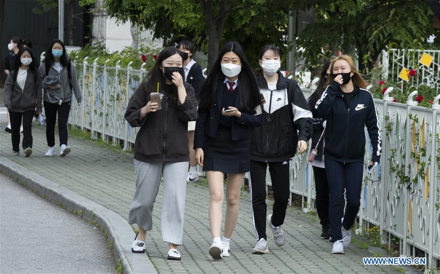 High School Seniors Become 1st Batch To Return School In South Korea High School Seniors Become 1st Batch To Return School In South Korea