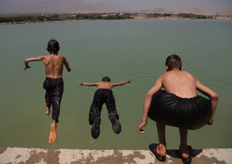 Asia Album: Afghan boys cool off in a Kabul lake - Xinhua | English.news.cn