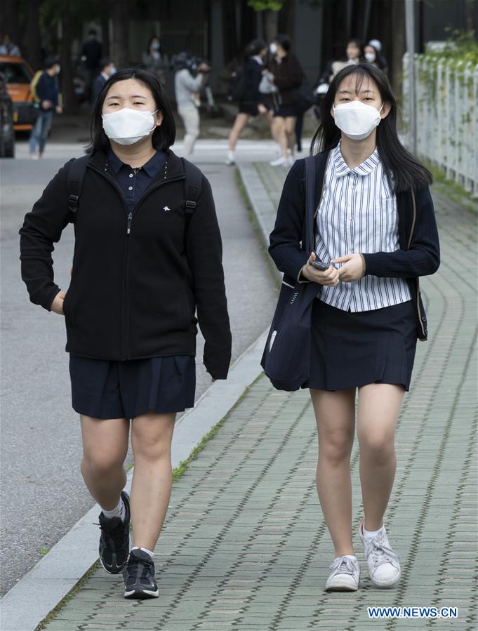 High School Seniors Become 1st Batch To Return School In South Korea High School Seniors Become 1st Batch To Return School In South Korea
