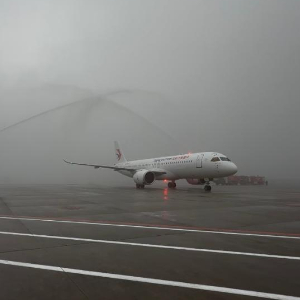 国产大飞机C919商业首航重庆 机上可连WiFi-新华网