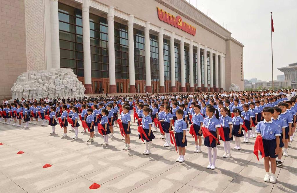 多所中小学校在党史展览馆举行少先队员入队建队、离队入团仪式-新华网