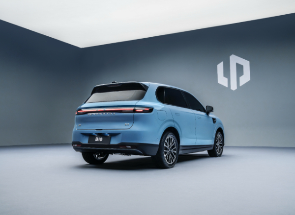 零跑B10迎来国内首秀 搭载8295和8650骁龙双旗舰芯片 -新华网