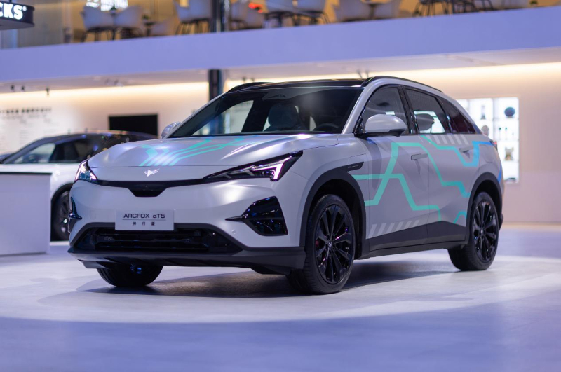 极狐新阿尔法T5正式上市：售价12.38万起 引领“5C超充平权时代”-新华网