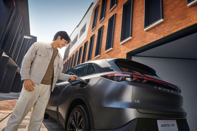 极狐新阿尔法T5正式上市：售价12.38万起 引领“5C超充平权时代”-新华网