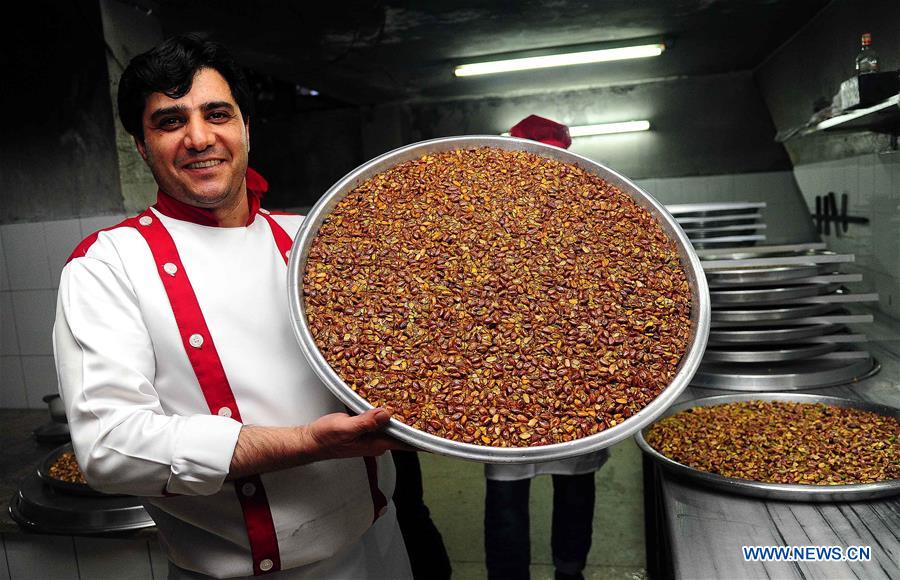 In pics: traditional Syrian Haresa cake - Xinhua | English.news.cn