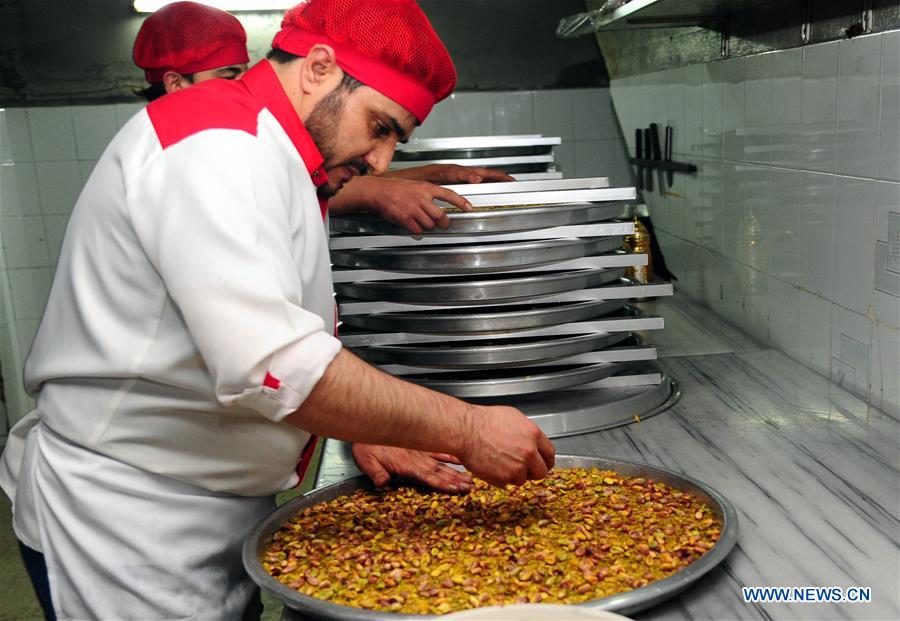 In pics: traditional Syrian Haresa cake - Xinhua | English.news.cn