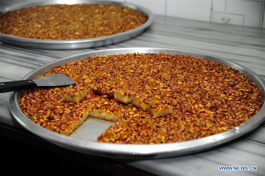 In pics: traditional Syrian Haresa cake - Xinhua | English.news.cn