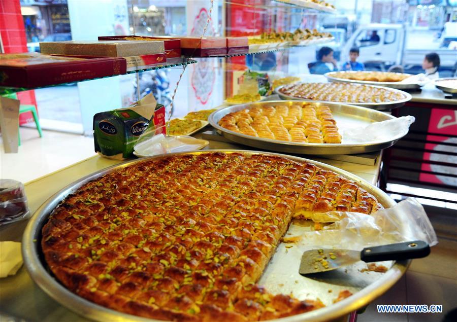 In pics: traditional Syrian Haresa cake - Xinhua | English.news.cn