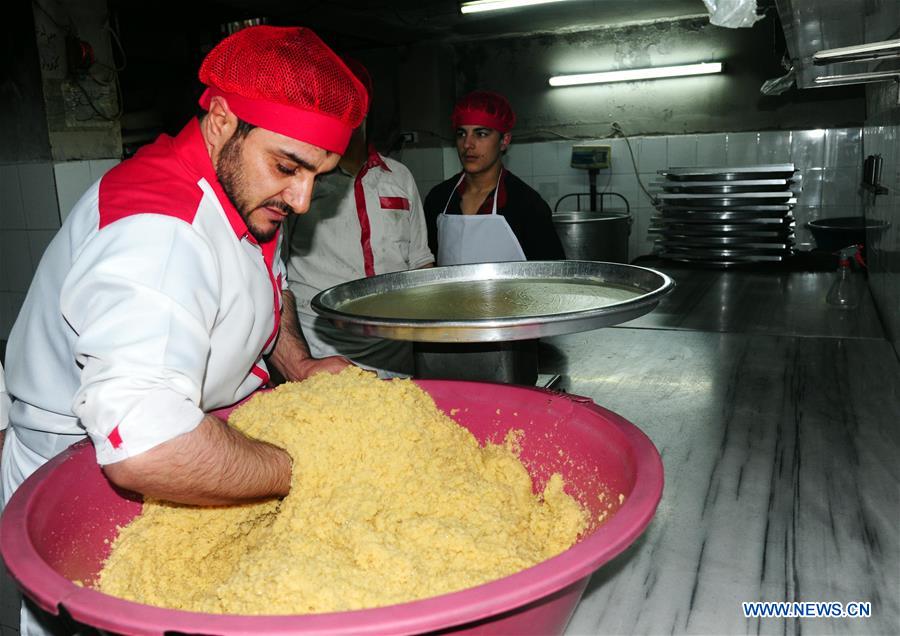 In pics: traditional Syrian Haresa cake - Xinhua | English.news.cn