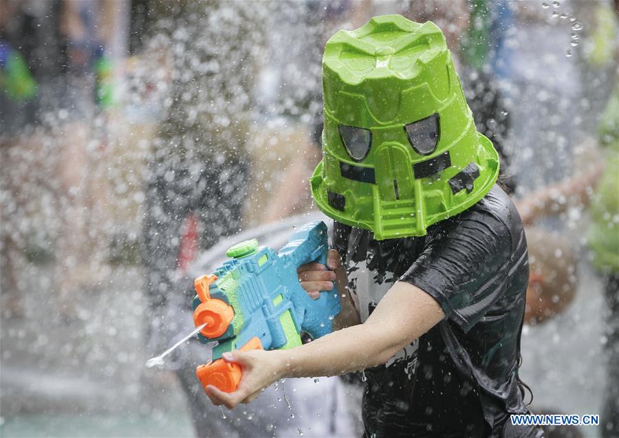 People enjoy water fight in Vancouver, Canada - Xinhua | English.news.cn
