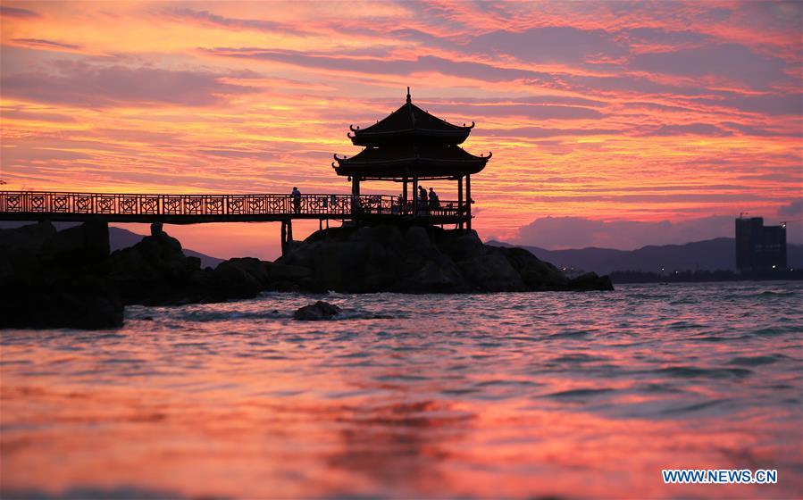 People enjoy sunset in Sanya, south China's Hainan - Xinhua | English ...