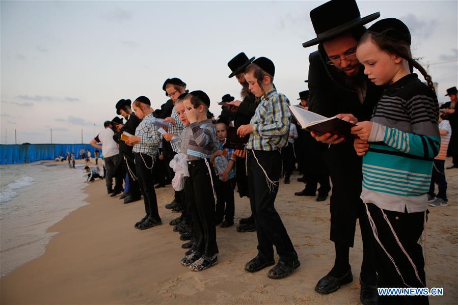 Ultra-Orthodox Jews perform Tashlich ritual across Israel - Xinhua ...