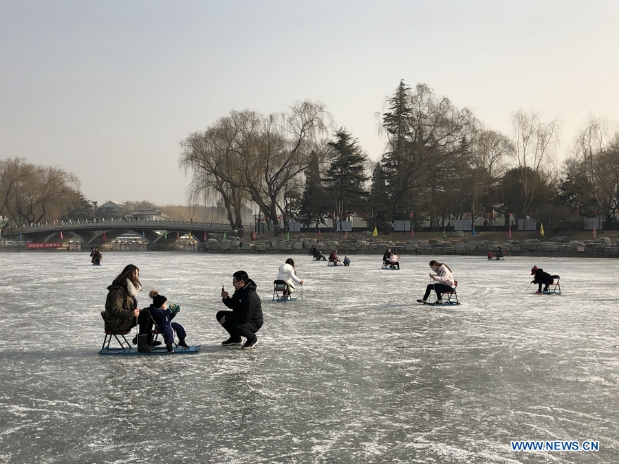 People have fun at outdoor ice rinks in Beijing - Xinhua | English.news.cn