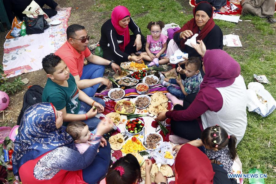 Egyptians celebrate Sham el-Nessim in Cairo - Xinhua | English.news.cn