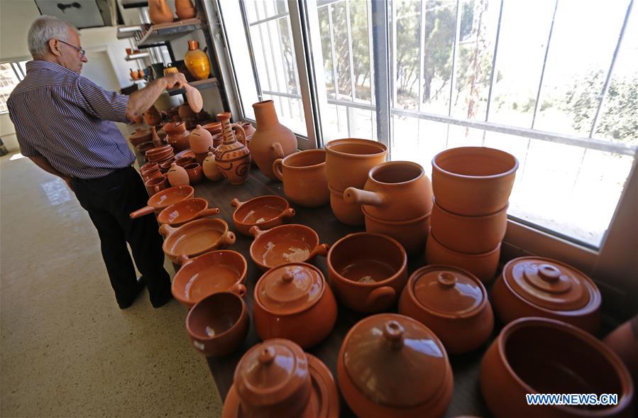 Workers make pottery in southern Lebanon - Xinhua | English.news.cn