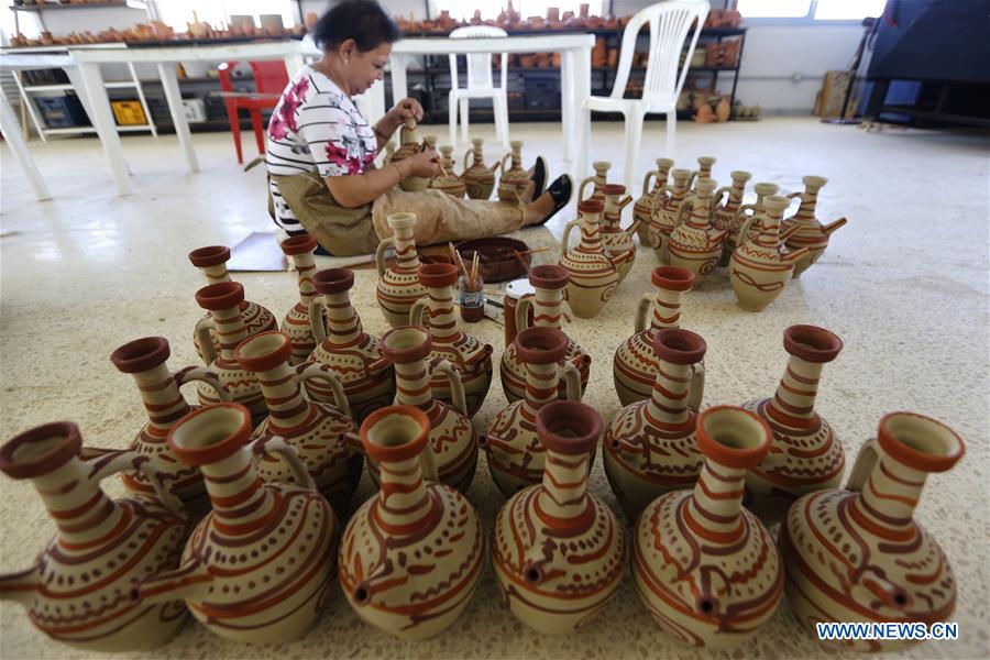 Workers make pottery in southern Lebanon - Xinhua | English.news.cn