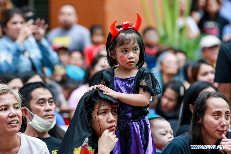 People take part in "Petrified" Halloween celebration in Philippines ...