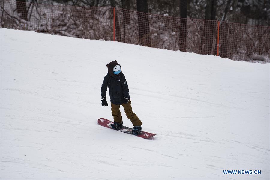 Enthusiasts skiing at Lake Songhua Resort in Jilin - Xinhua | English ...