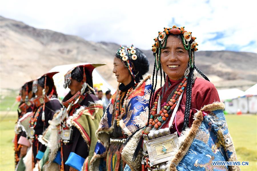 In pics: women wearing Burang clothes in Tibet - Xinhua | English.news.cn
