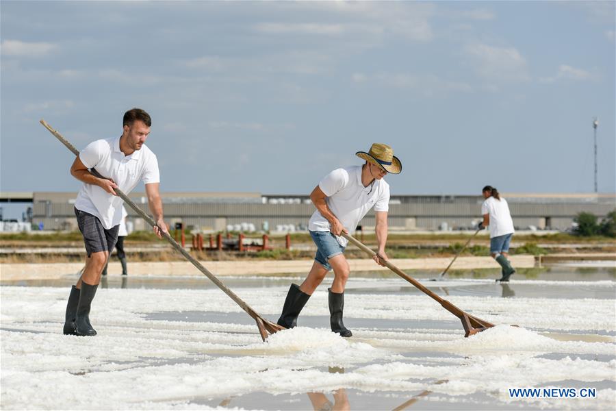 Workers harvest sea salt in Nin, Croatia - Xinhua | English.news.cn