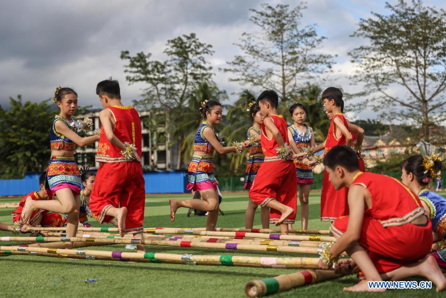 Bamboo dance competition held at middle school in Hainan - Xinhua ...