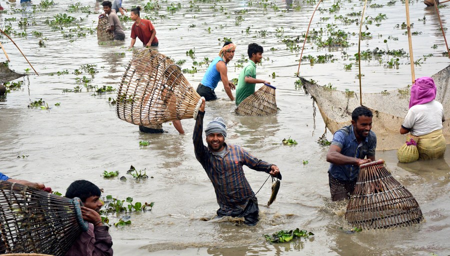 Asia Album: Community fishing at Goroimari Lake in northeast Indian ...