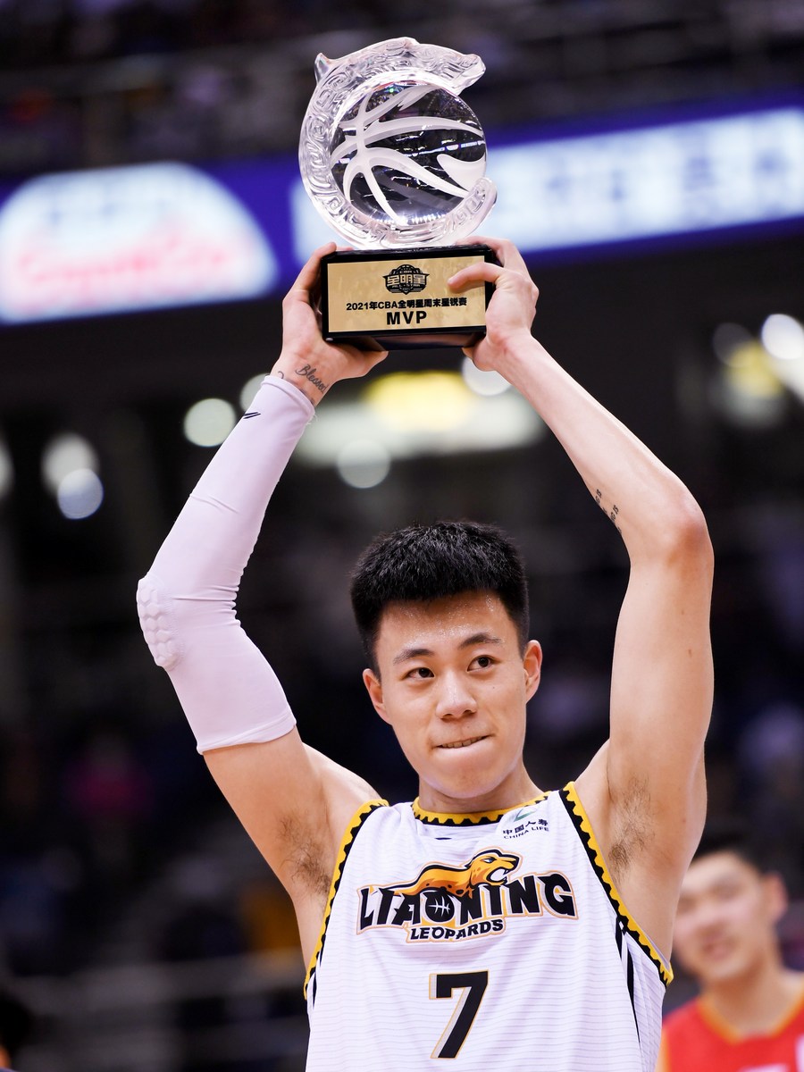 Feature: Rising basketball star Zhang Zhenlin strives to reach full ...