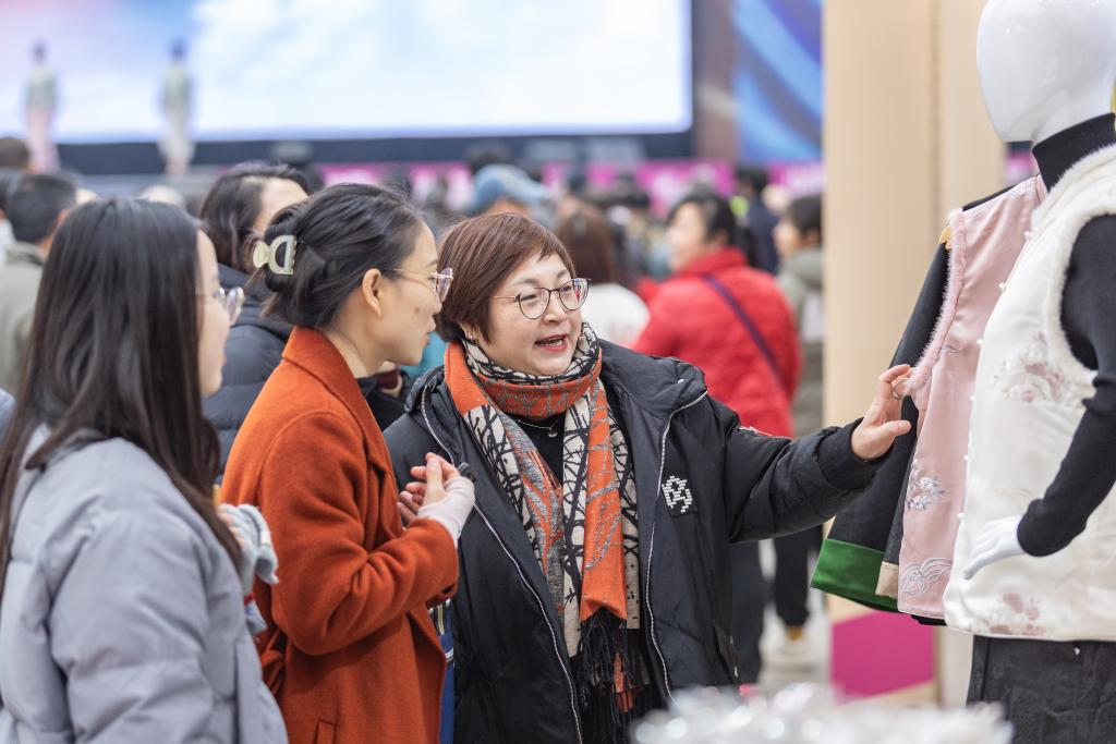 2024中国（重庆）丝绸时尚消费节在渝举行-新华网