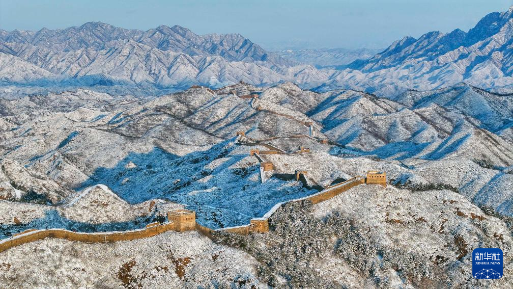 无人机航拍：雪后长城 -新华网