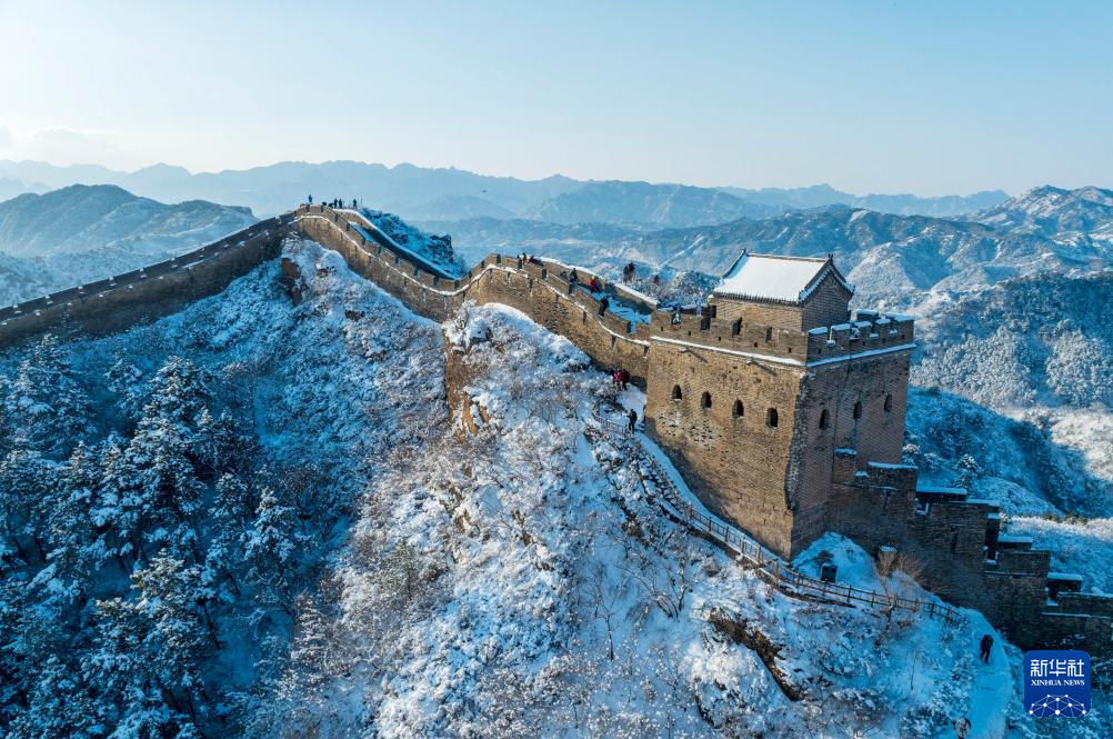 无人机航拍：雪后长城 -新华网