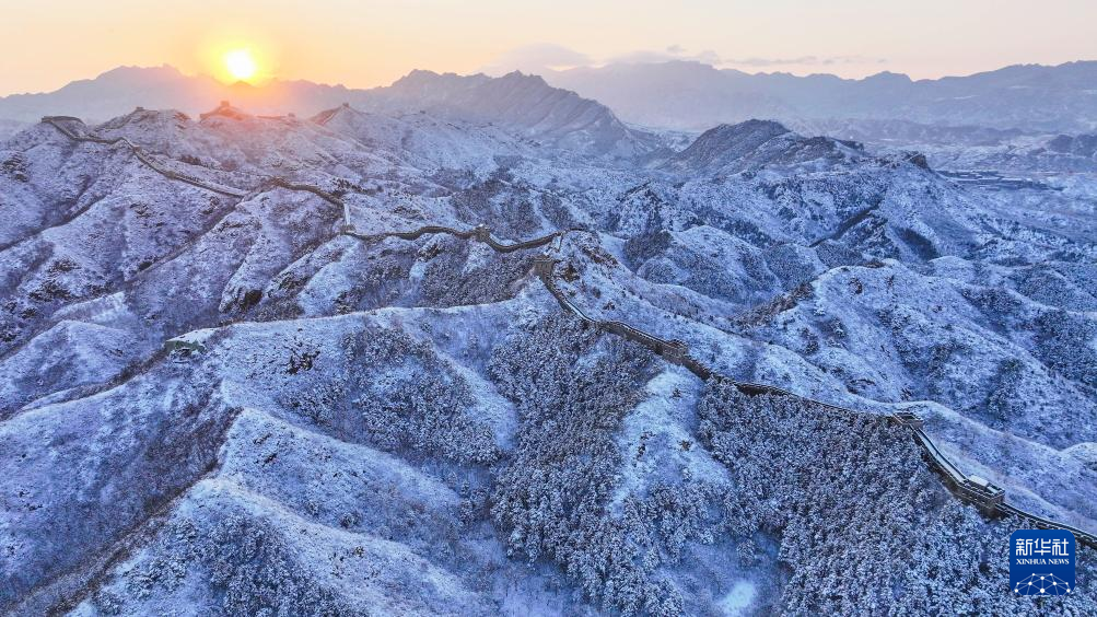 无人机航拍：雪后长城 -新华网