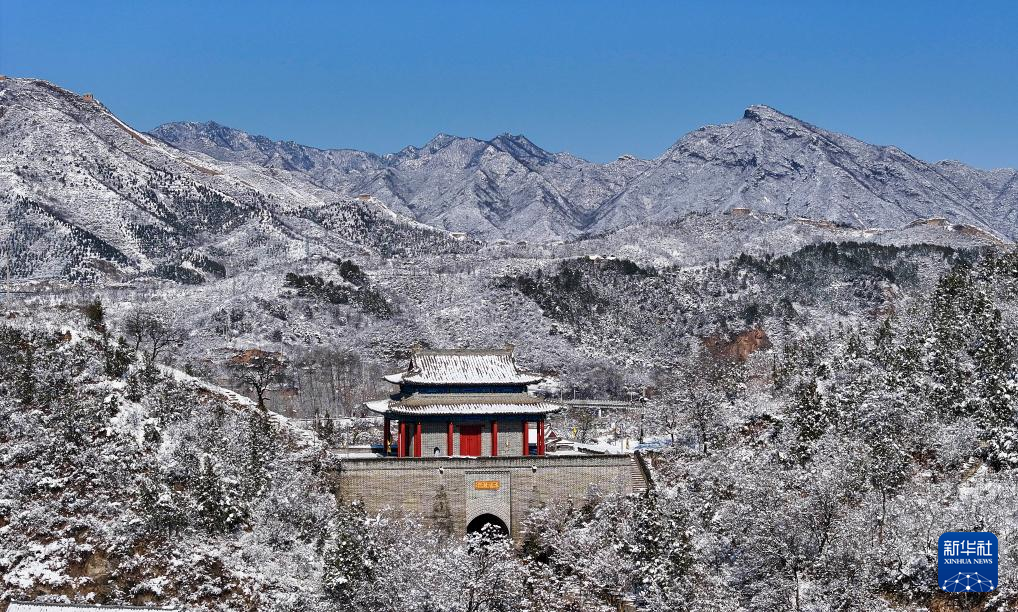 无人机航拍：雪后长城 -新华网