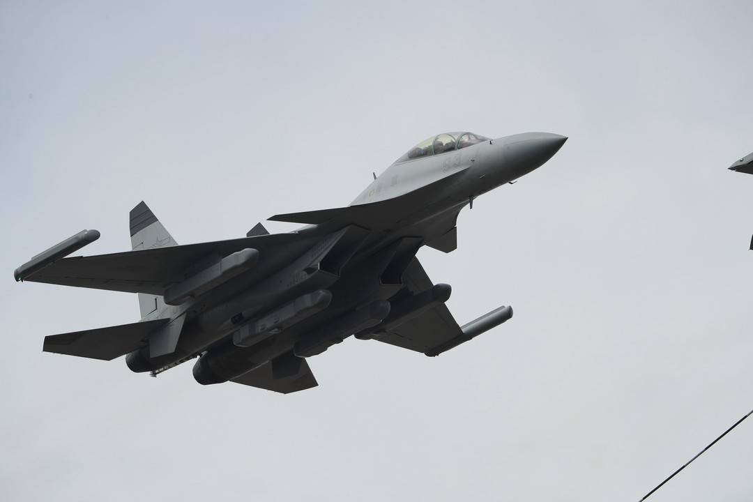 歼15D首次亮相！ -新华网