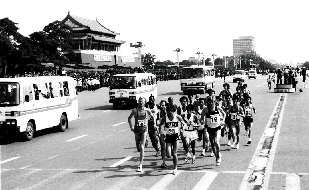 北京马拉松，一同走过的42.195公里-新华网