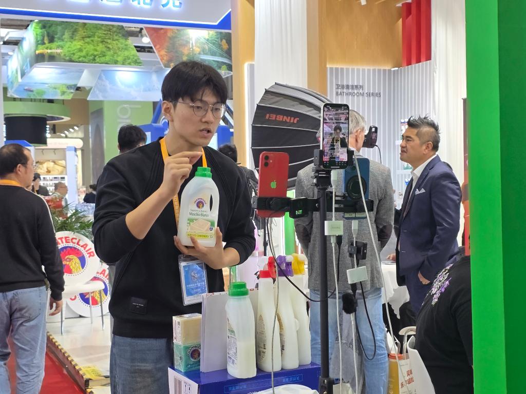 第八届进博会丨记者手记：当进博会遇上直播-新华网